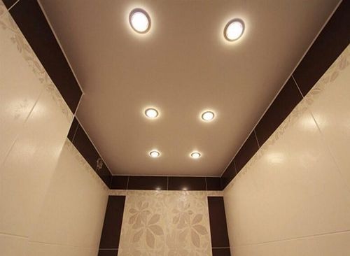 Какие потолки лучше сделать в ванной: видео как своими руками, из чего ...